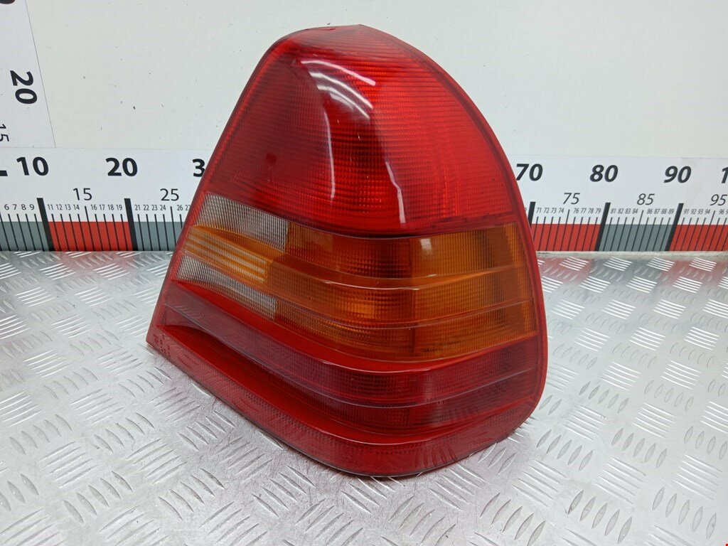Фонарь задний правый Mercedes C-Class (W202) A2028200264 арт. 1792885