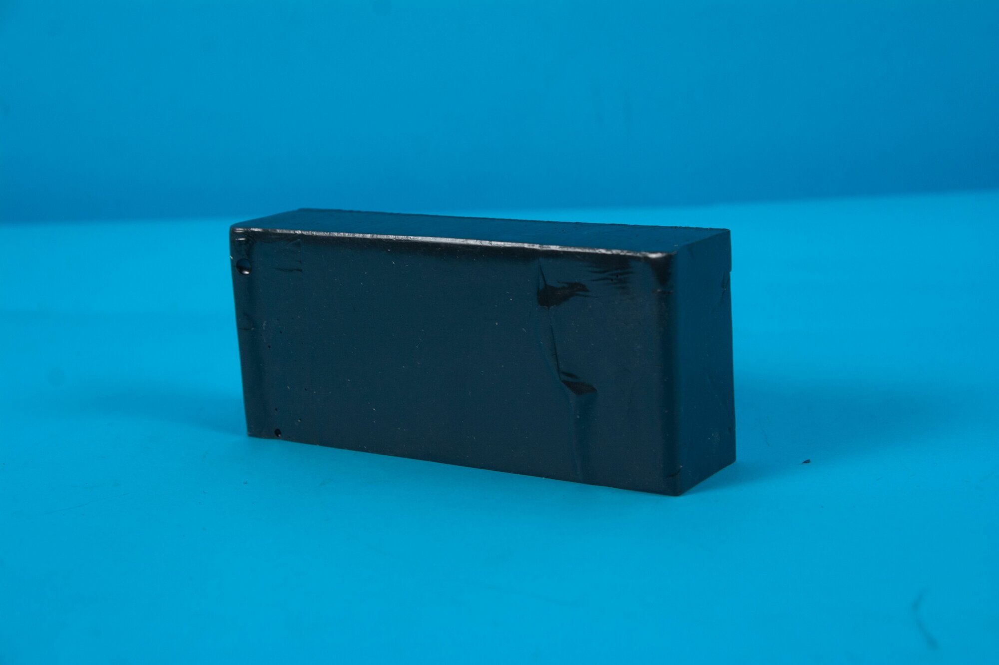 Герметик для ремонта фар бутиловый высокотемпературный, чёрный (брусок). Автомобильный термопластичный клей. Термостойкая изоляция и герметизация при монтаже автомобильных фар.