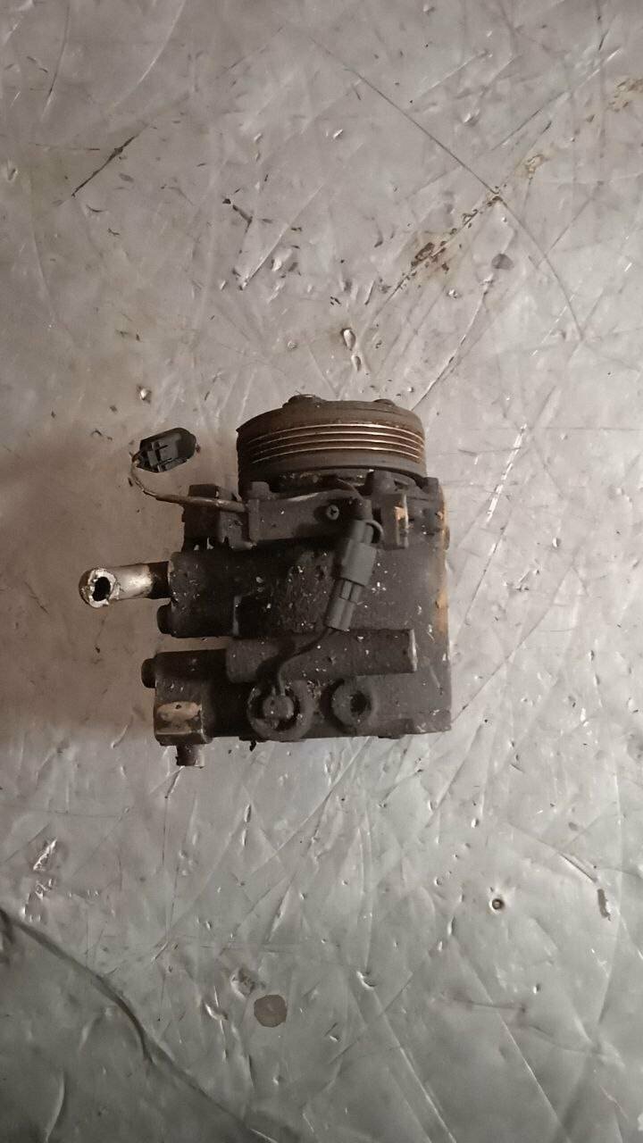 Компрессор кондиционера Mitsubishi Carisma рест. 2001 MR500007