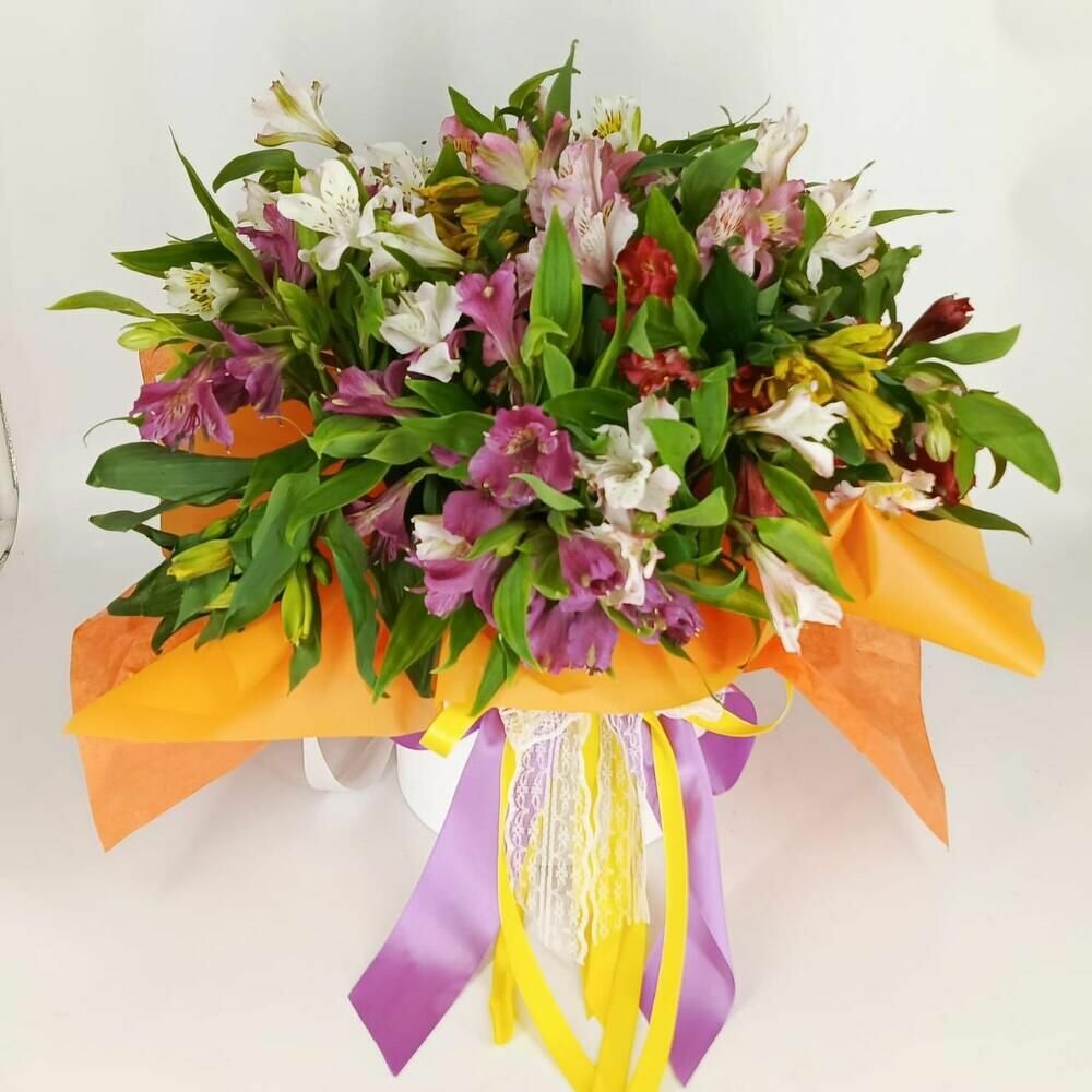 Букет альстромерии в шляпной коробке, 25 шт