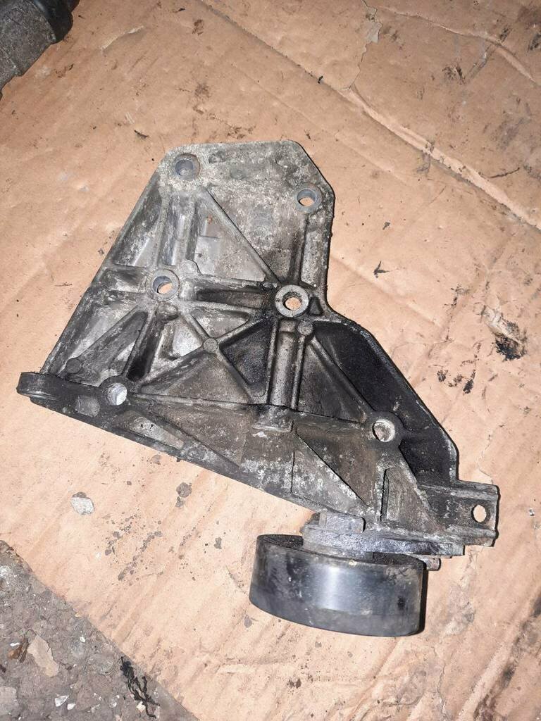 Кронштейн компрессора кондиционера BMW 5 E39 1999