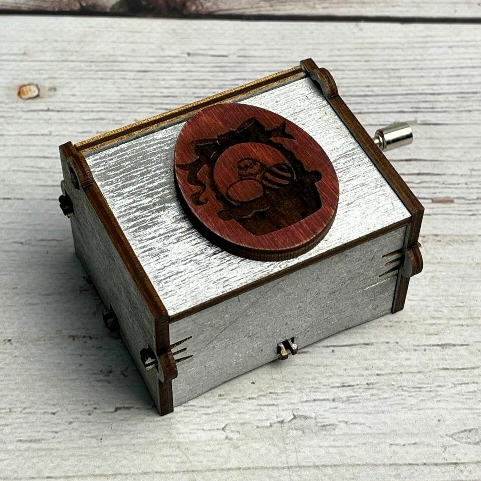 Музыкальная деревянная шкатулка-шарманка из фанеры Пасхальная корзинка серебро