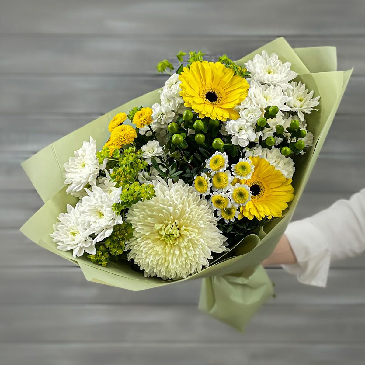 Букет из живых цветов хризантем с герберами