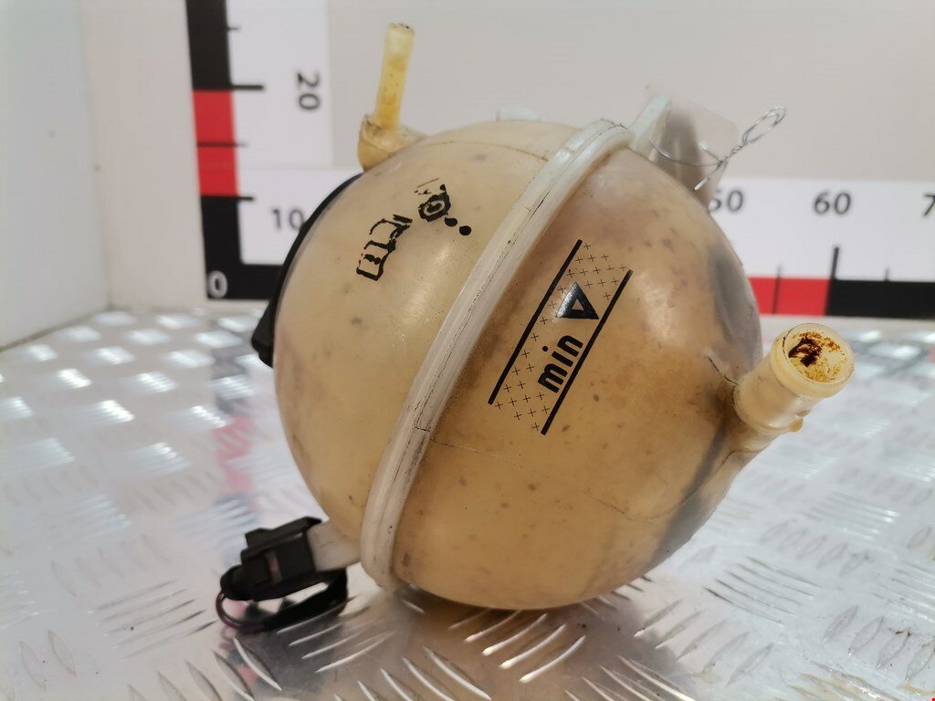 Бачок расширительный Volkswagen Tiguan 1 1K0121407A арт. 1468786