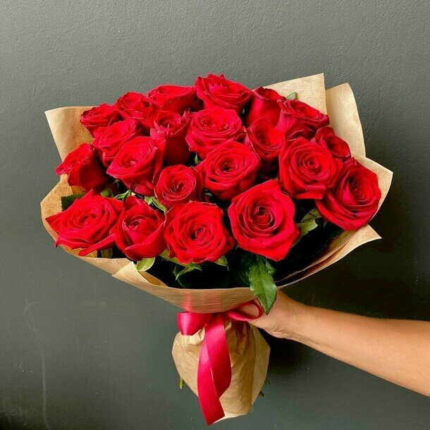 Букет Well Flowers, 21 красная Роза, крафт-упаковка, букет свежих цветов