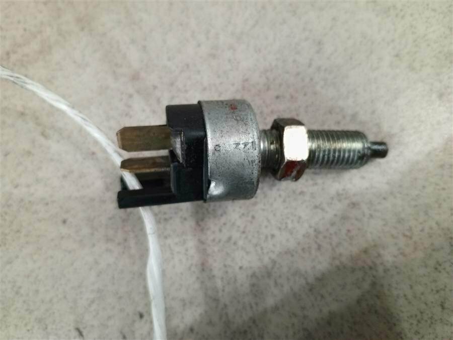 Выключатель концевой стояночного тормоза от Mitsubishi Pajero, Montero 2 1991-2004