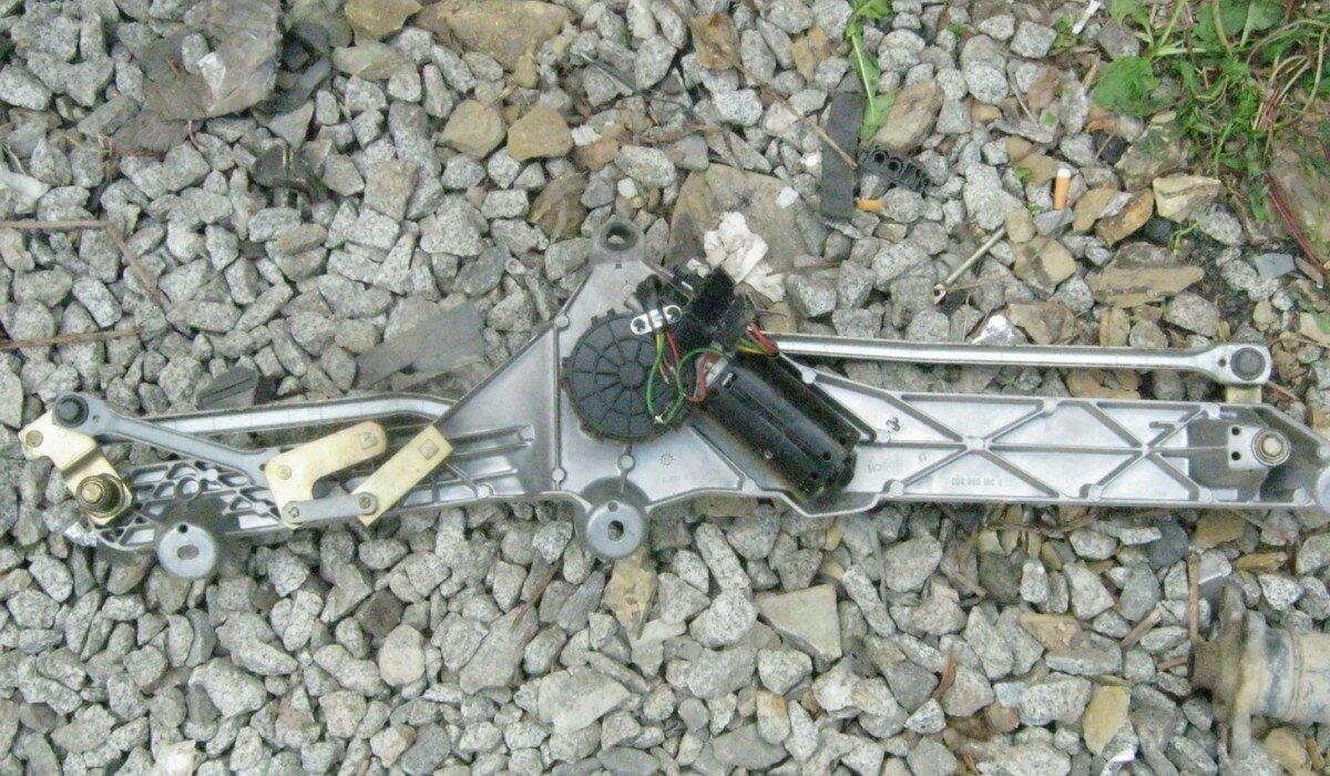 Моторчик стеклоочистителя передний W220 S-klass Mercedes-Benz