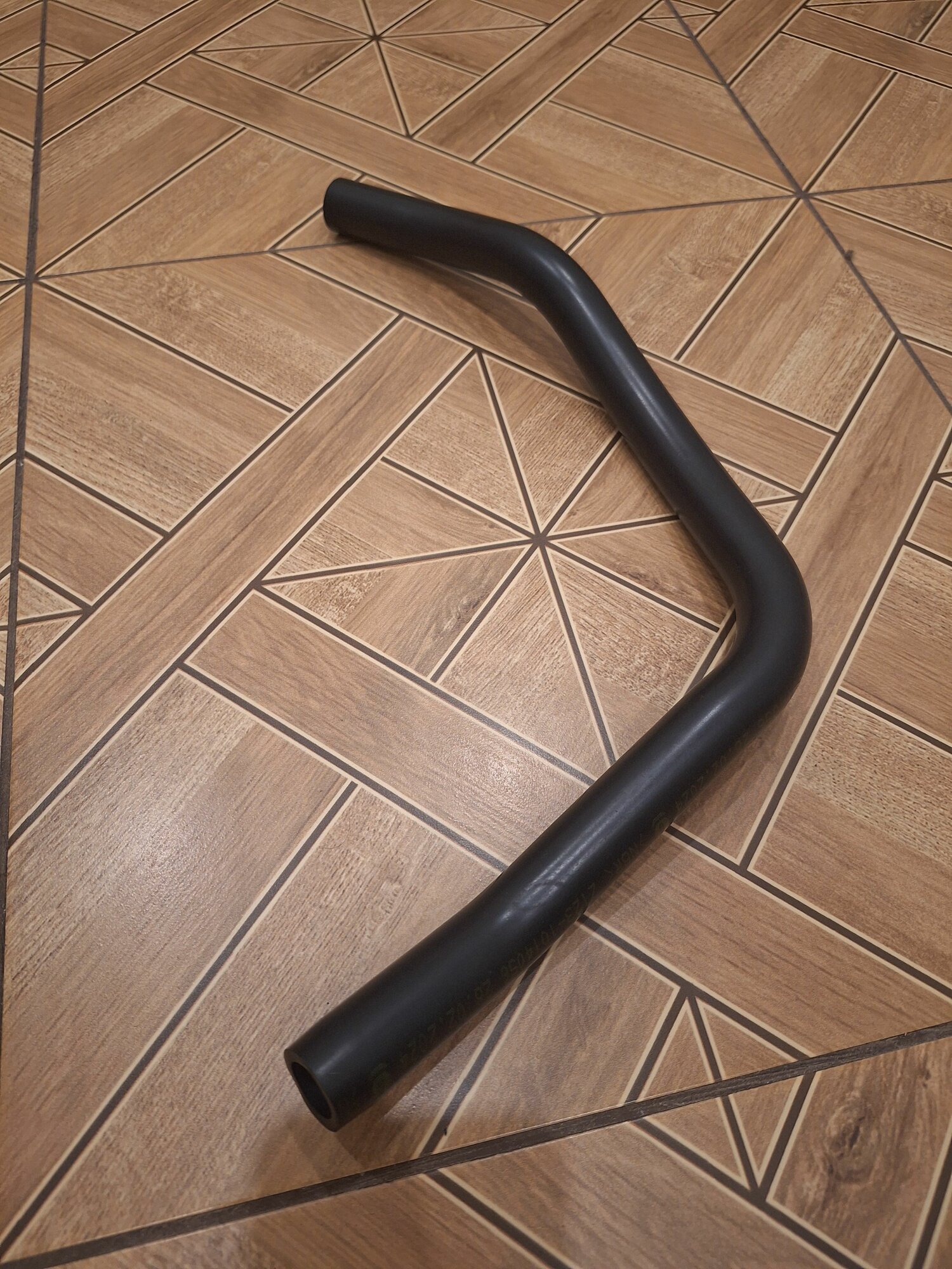 Патрубок (сапун) вентиляции картера нижний для а/м ВАЗ 21214, 2123 Шевроле Нива