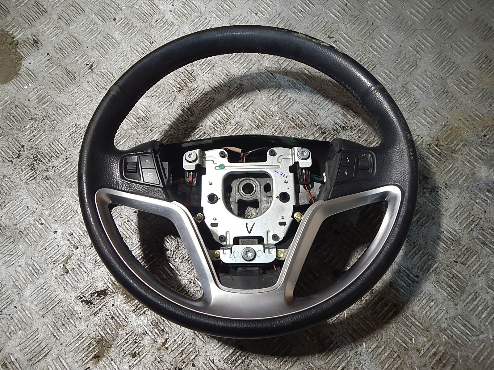 Б/У Рулевое колесо для AIR BAG, Opel (Опель)-ANTARA (07-) OPEL ANTARA (07-) Потертости, деформация. 591508 GENERAL MOTOR...