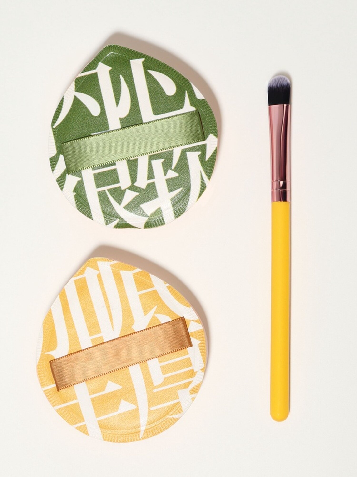 Набор для макияжа, 3 предмета: пуховки - 2 шт, кисть - 1 шт.