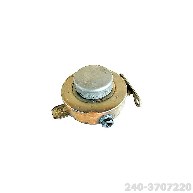 Бачок с пробкой для ЭФ подогревателя 240-3707220, для двигателя д-240, для колесных тракторов и экскаваторов марки МТЗ