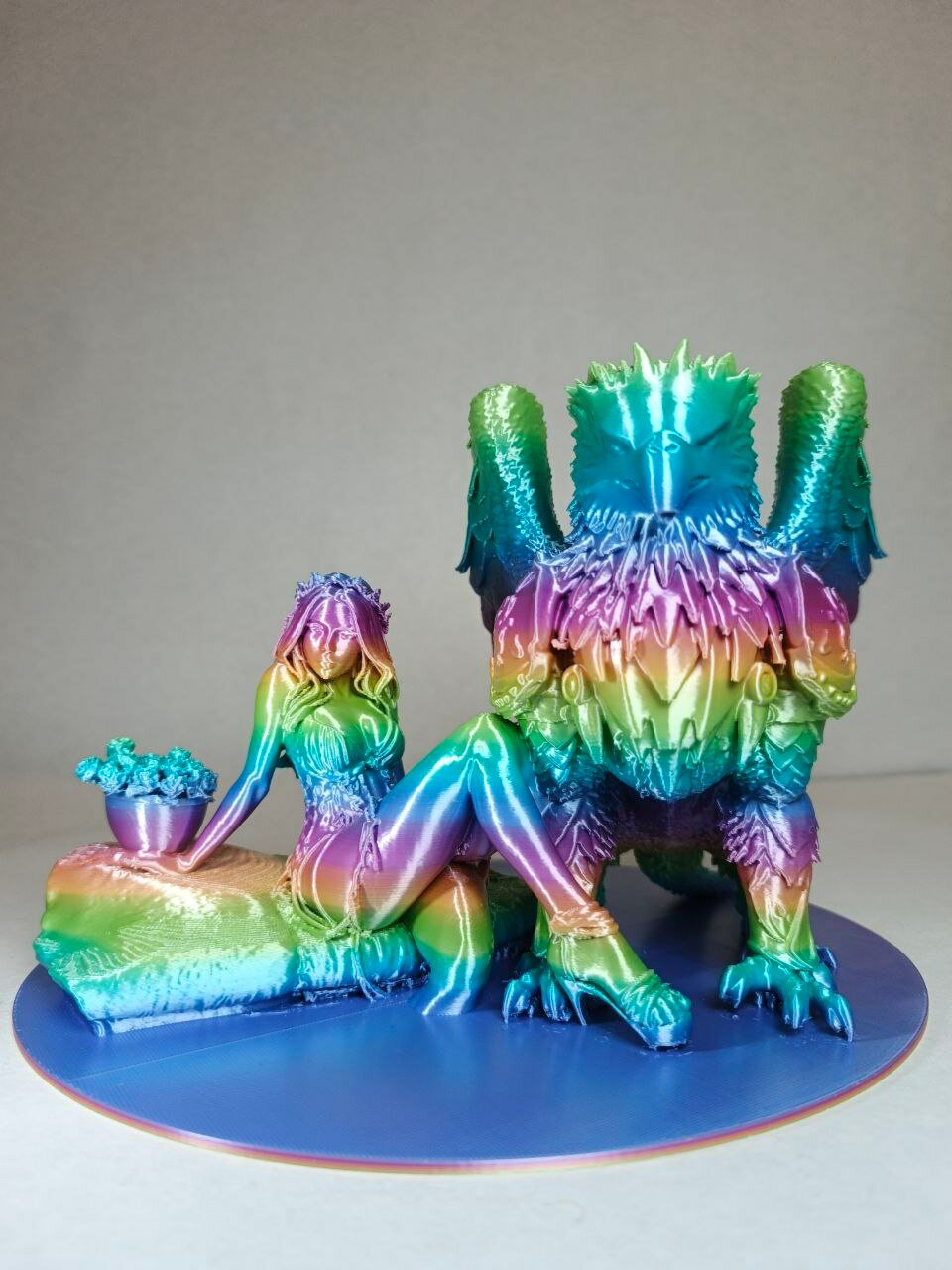 3D статуэтка "Девушка и Грифон". Авторская работа. Цвет радужный. -1шт.