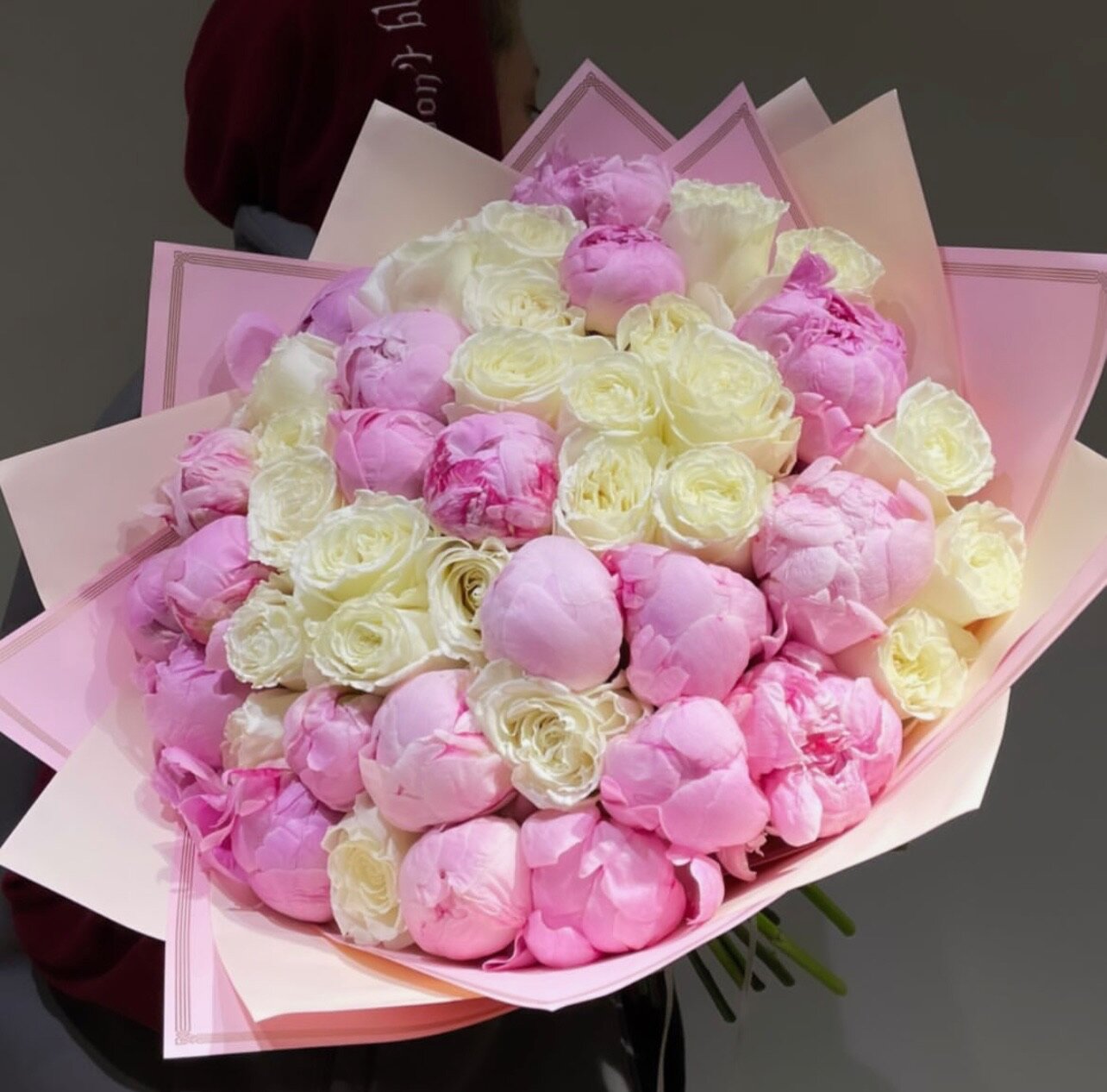 Букет из розовых пионов и белых роз, красивый букет цветов, шикарный, премиум цветы, премиум букет