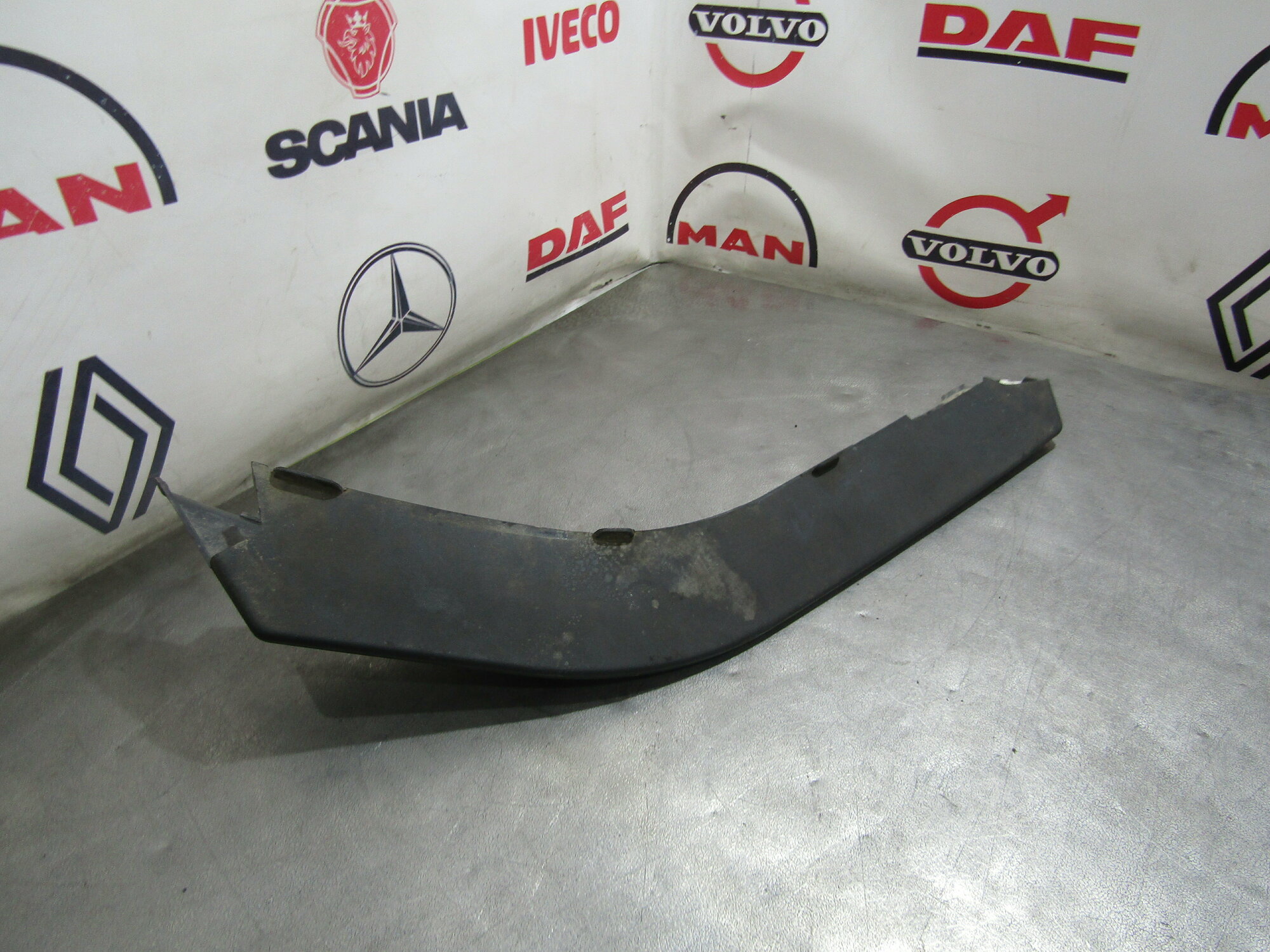 Накладка крыла передняя левая Scania P, R, G / Есть скол!!!