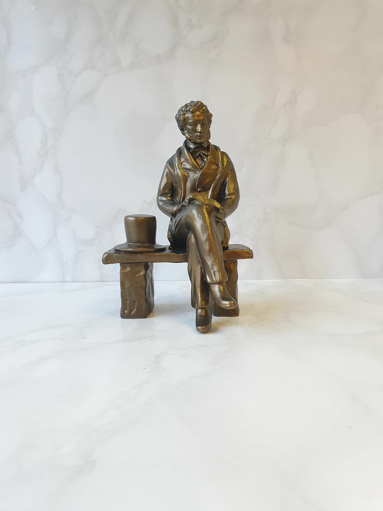 Статуэтка А. С. Пушкин на скамейке. Гипс. Цвет бронзовый.