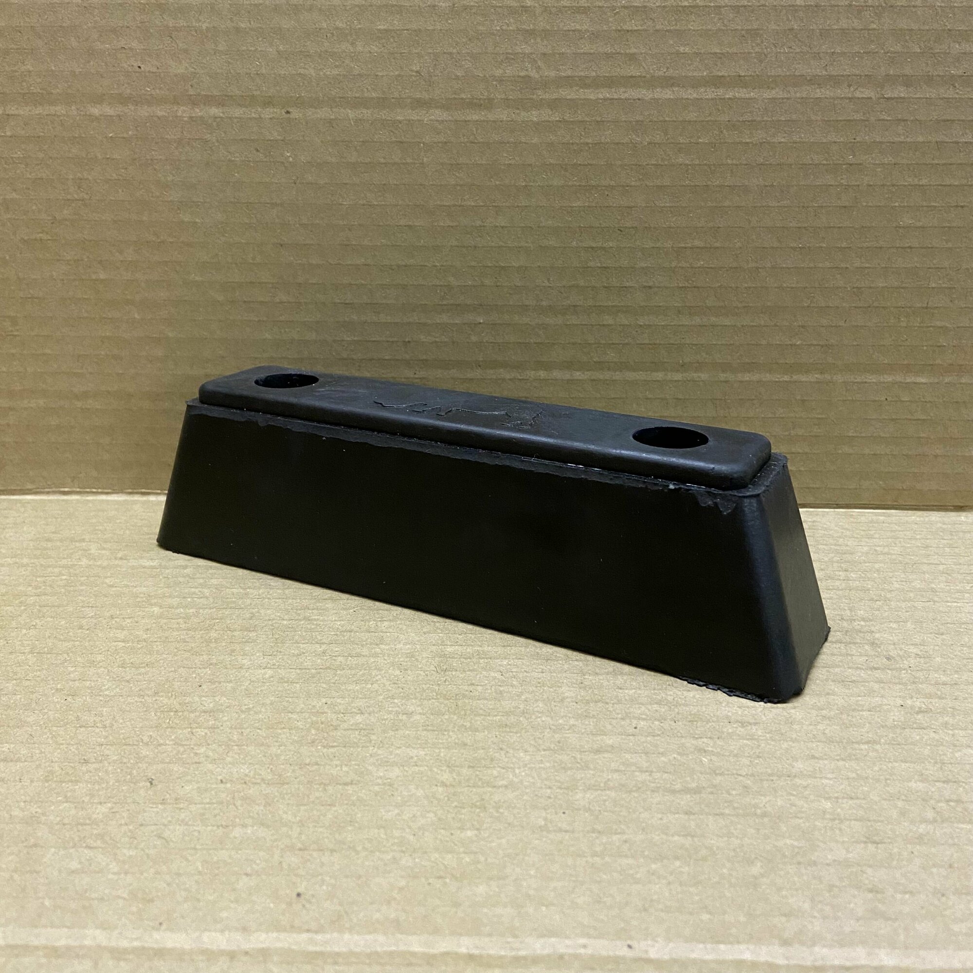 Отбойник (буфер) резиновый 210х50х55, между отверстиями 125 мм. 1997