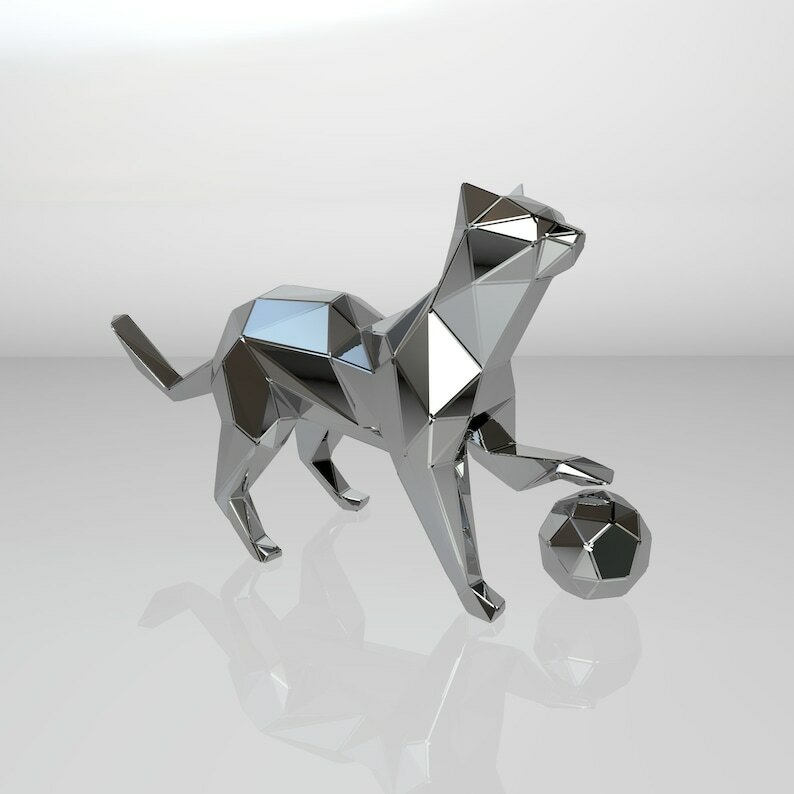 Полигональная фигура Кот играющий с мячом, геометрический полигональный металлический декор интерьера