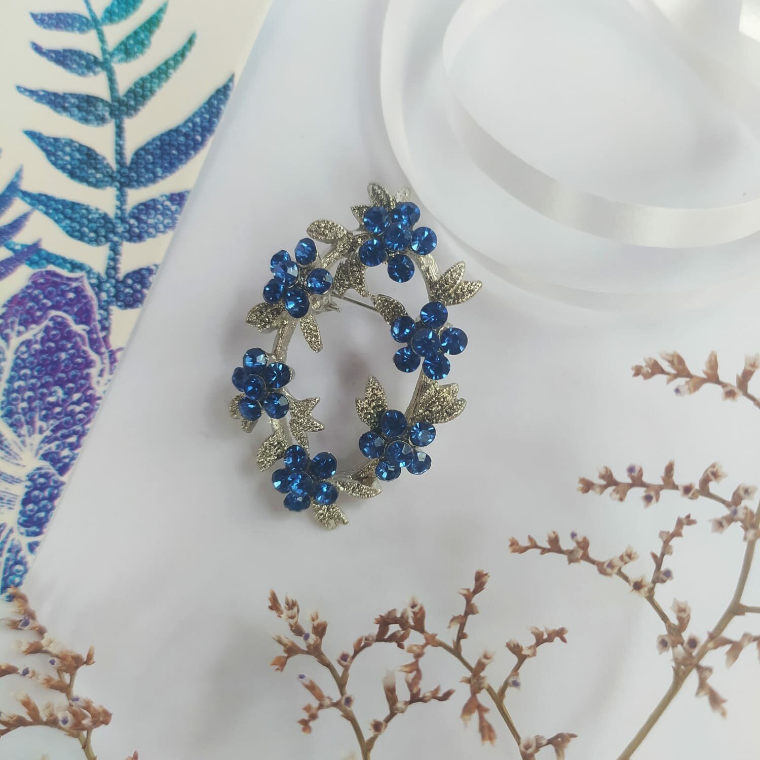 Брошь, стразы