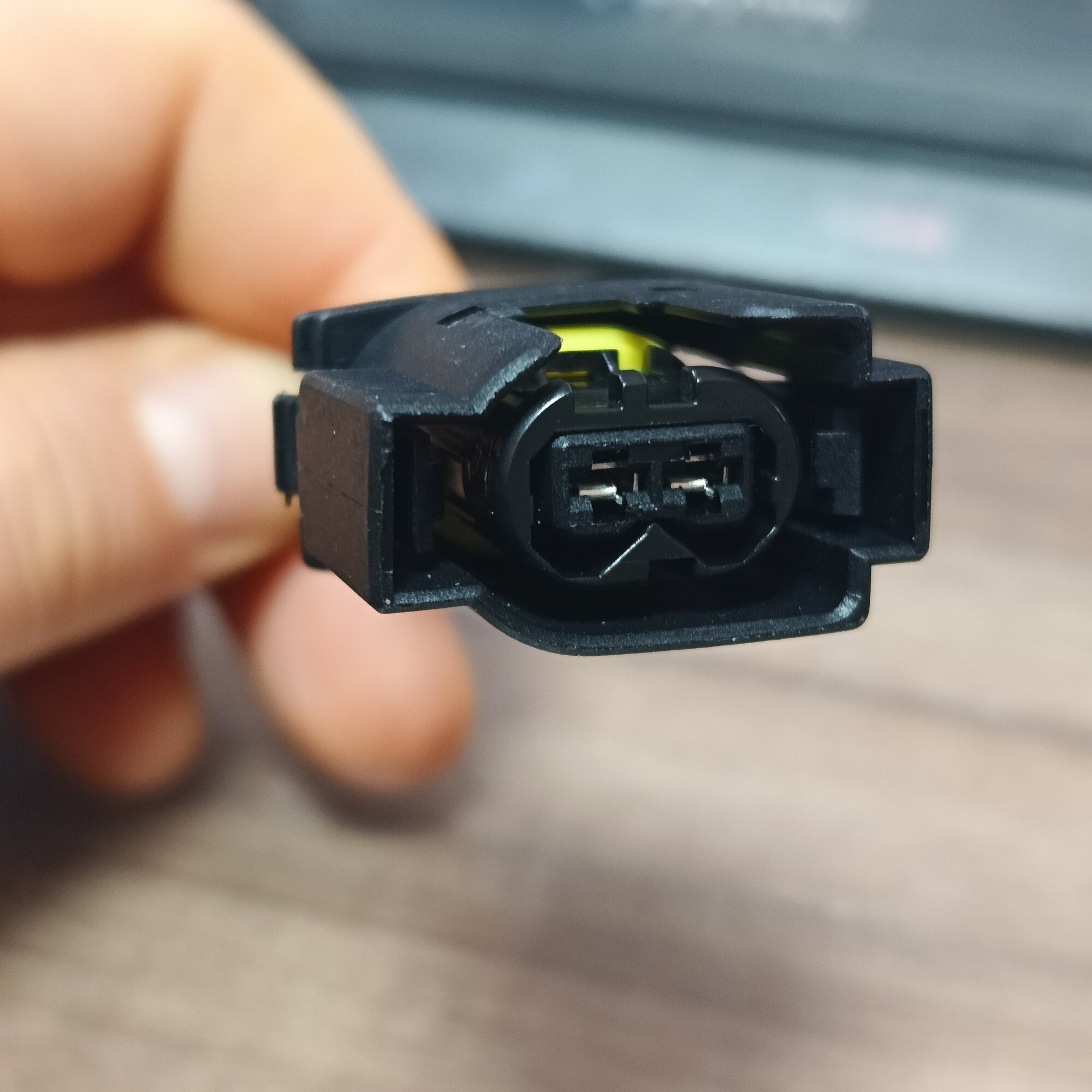 Разъем (штекер) 2 контакта генератора / регулятора фаз Mercedes BMW Hyundai Kia (черный пазы справа)