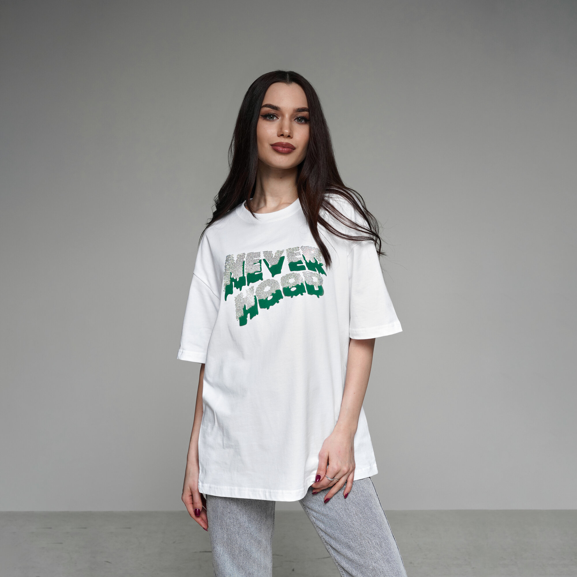 Футболка женская, с стильной термоаппликацией из пены и страз