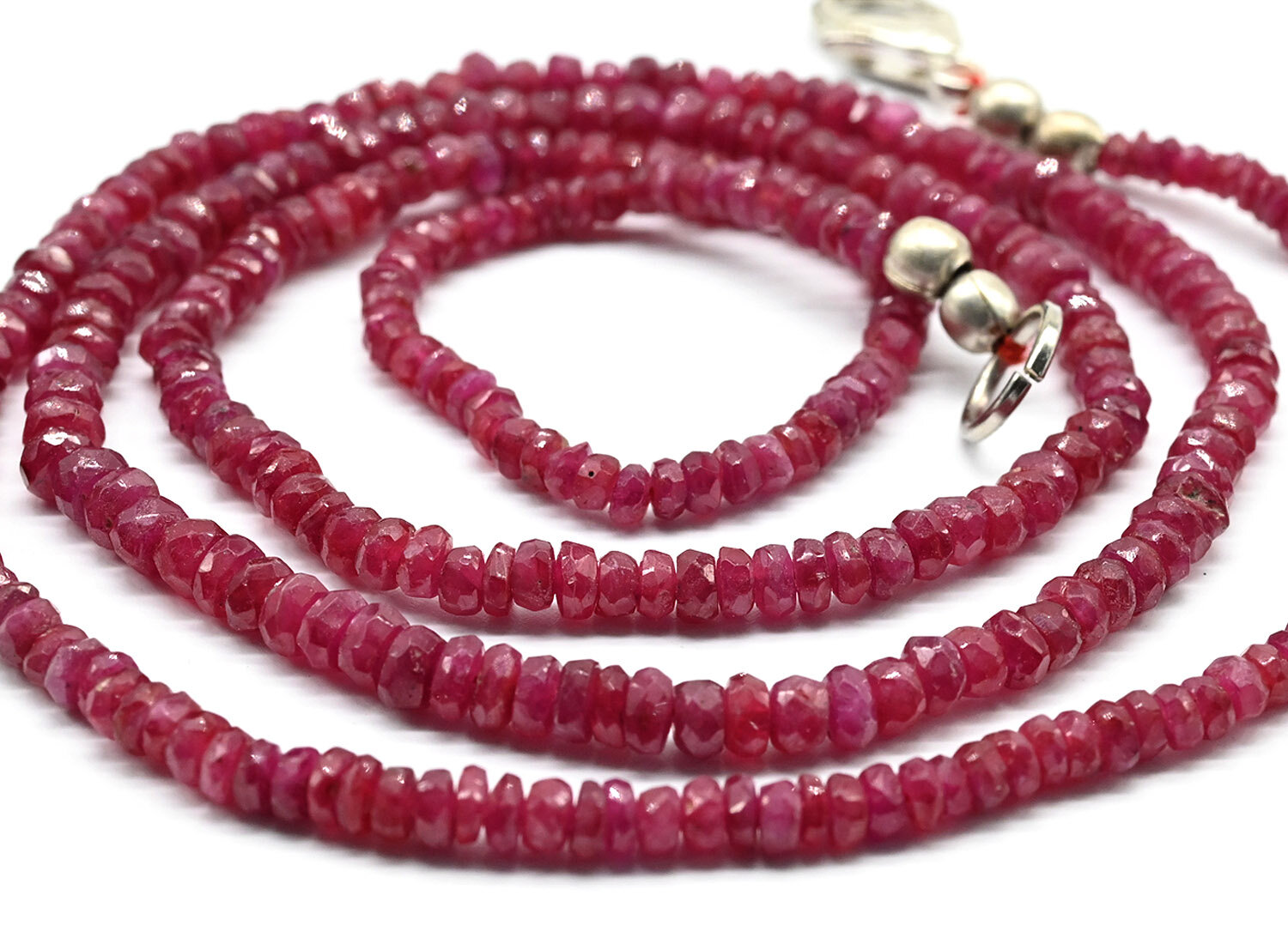 Бусы, корунд