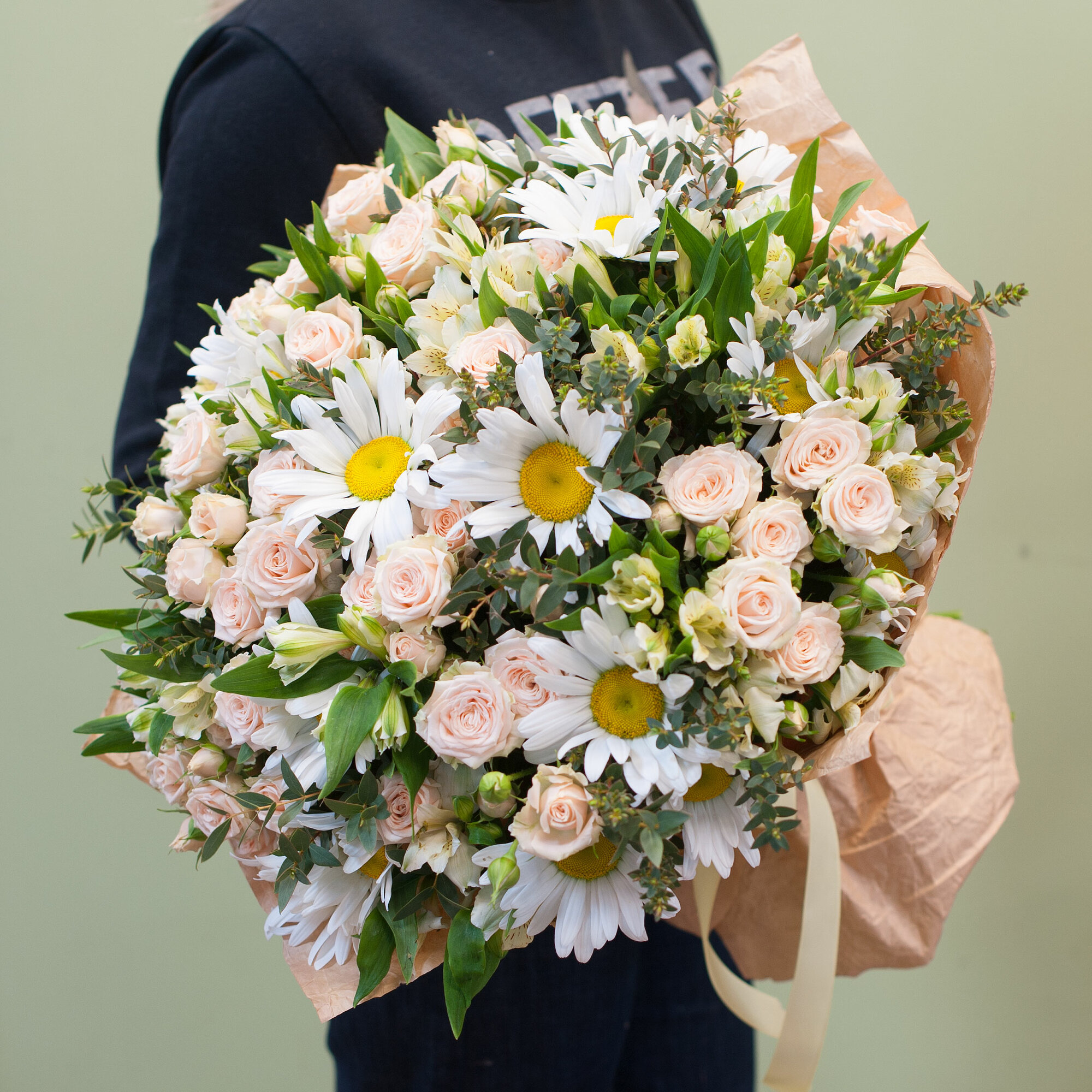 Букет цветов "Расцвели в саду ромашки.", альстромерии, ромашки, розы, эвкалипта, 60 см