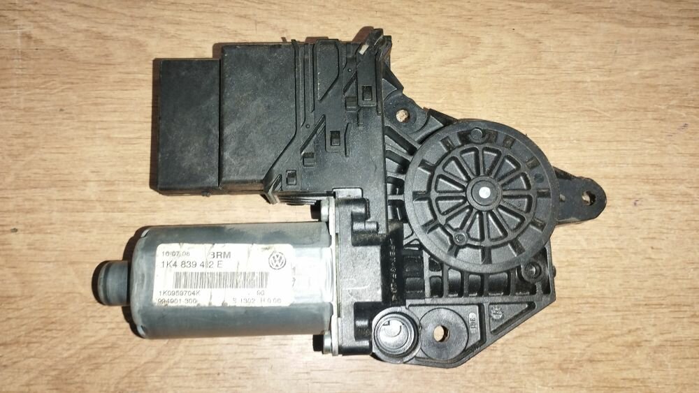 Мотор стеклоподъёмника задний Volkswagen Golf 4 1K4839402E