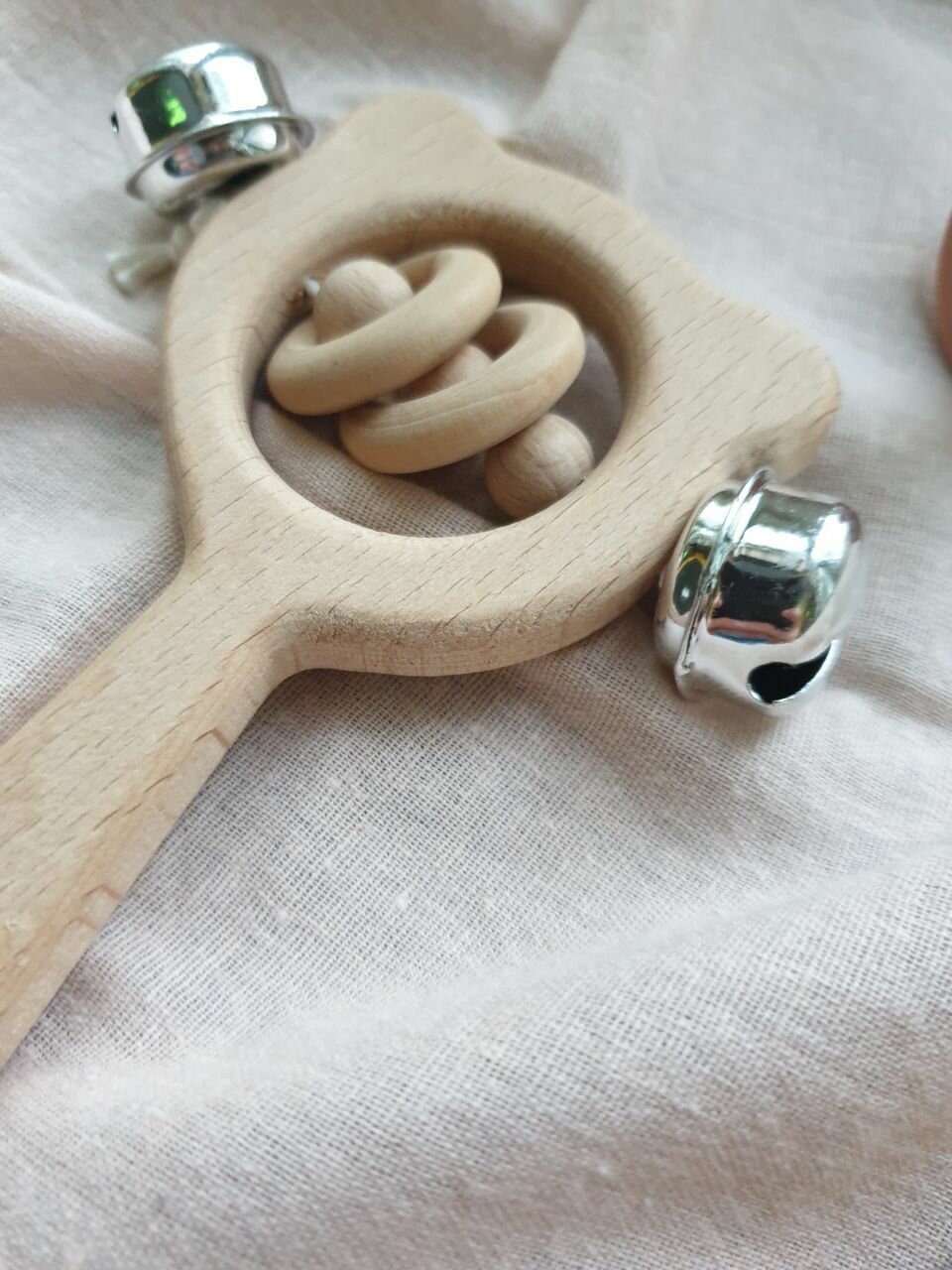 Деревянная погремушка медвежонок детская, гремелка металл / Развивающие деревянные игрушки и грызунки для новорожденных