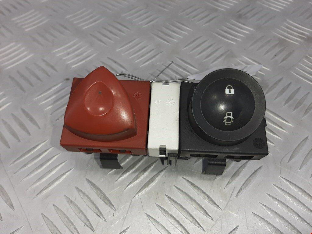 Кнопка аварийной сигнализации Renault Megane 2 8200095493 арт. 933938