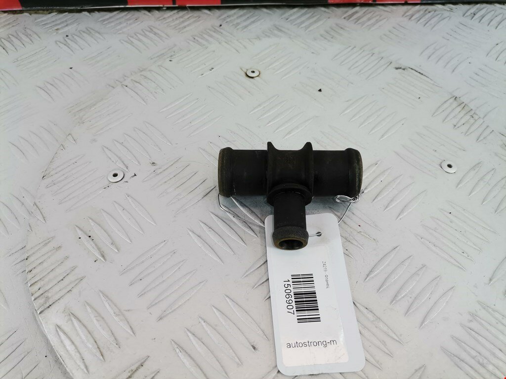 Фланец (штуцер системы охлаждения тройник) Volkswagen Passat 5 028121132 арт. 1506907