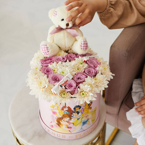 Букет Venus in Fleurs "Детский № 14", хризантемы, розы, киндер шоколад, мишка, 25 см