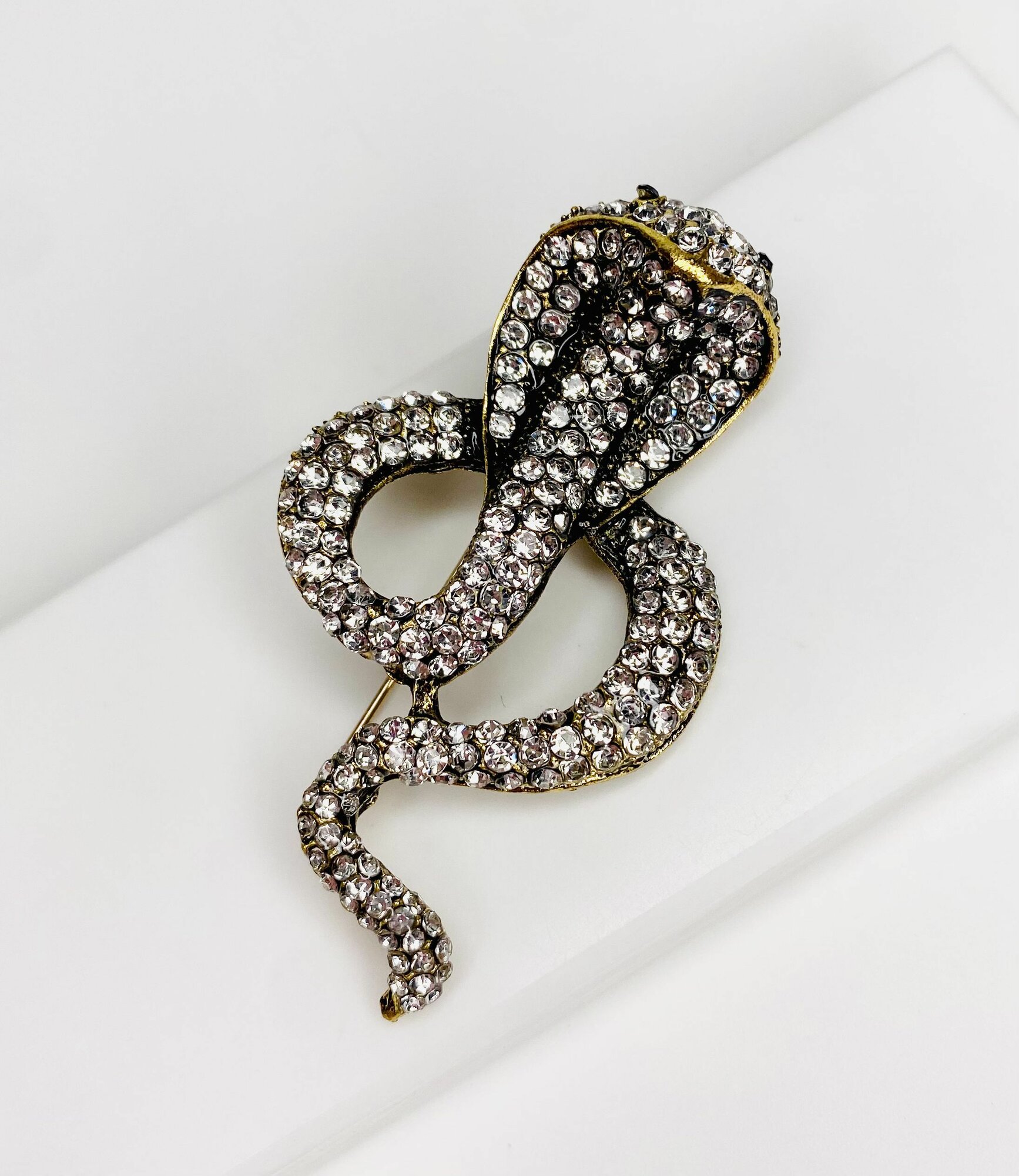 Брошь, стразы, искусственный камень