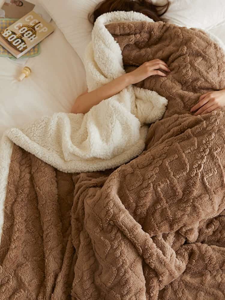 Покрывало на кровать из овечьей шерсти/ 3 в 1 - плед, покрывало, одеяло/ 200х230 - Коричневый