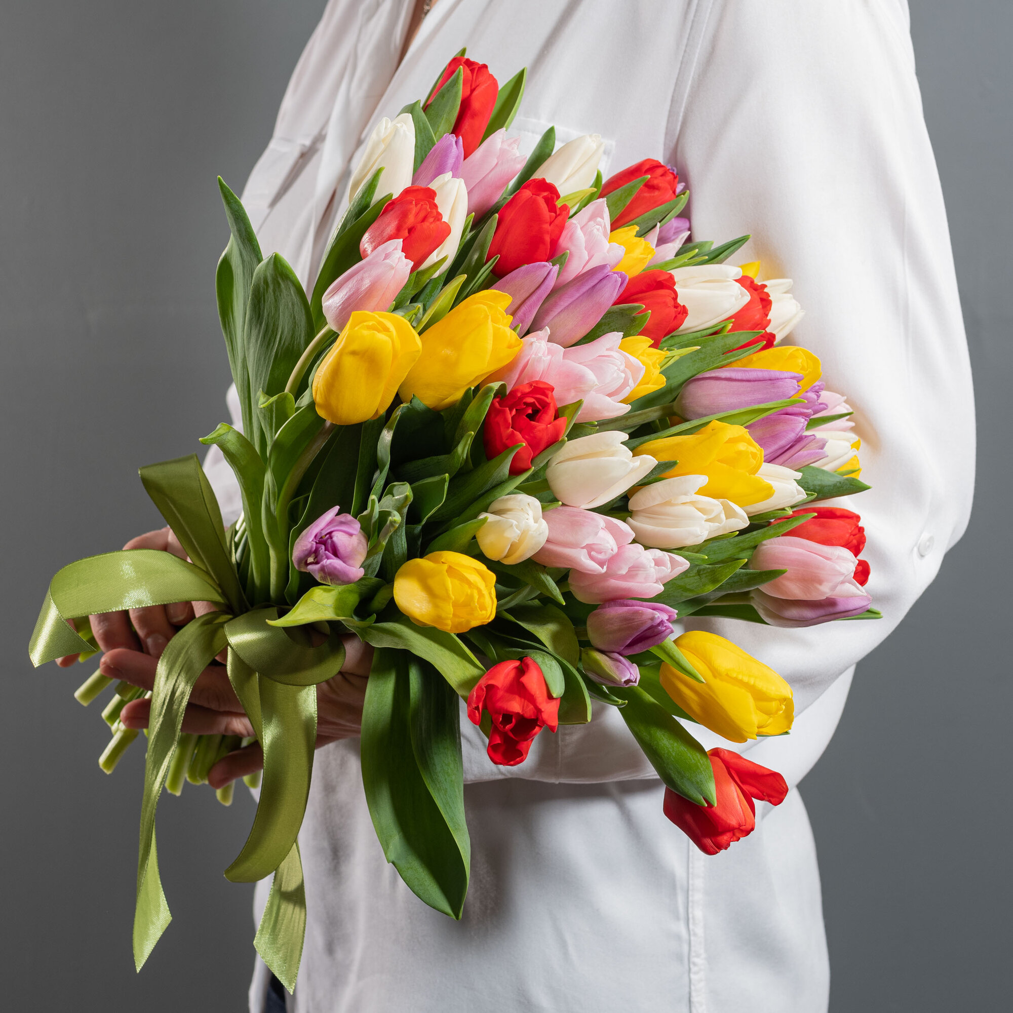 Букет Flor-Pro Flowers живых цветов из 51 тюльпана микс с атласной лентой