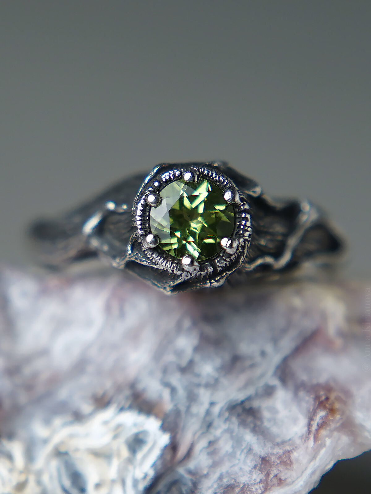 Кольцо обручальное, серебро, 925 проба, оксидирование, чернение, перидот, хризолит