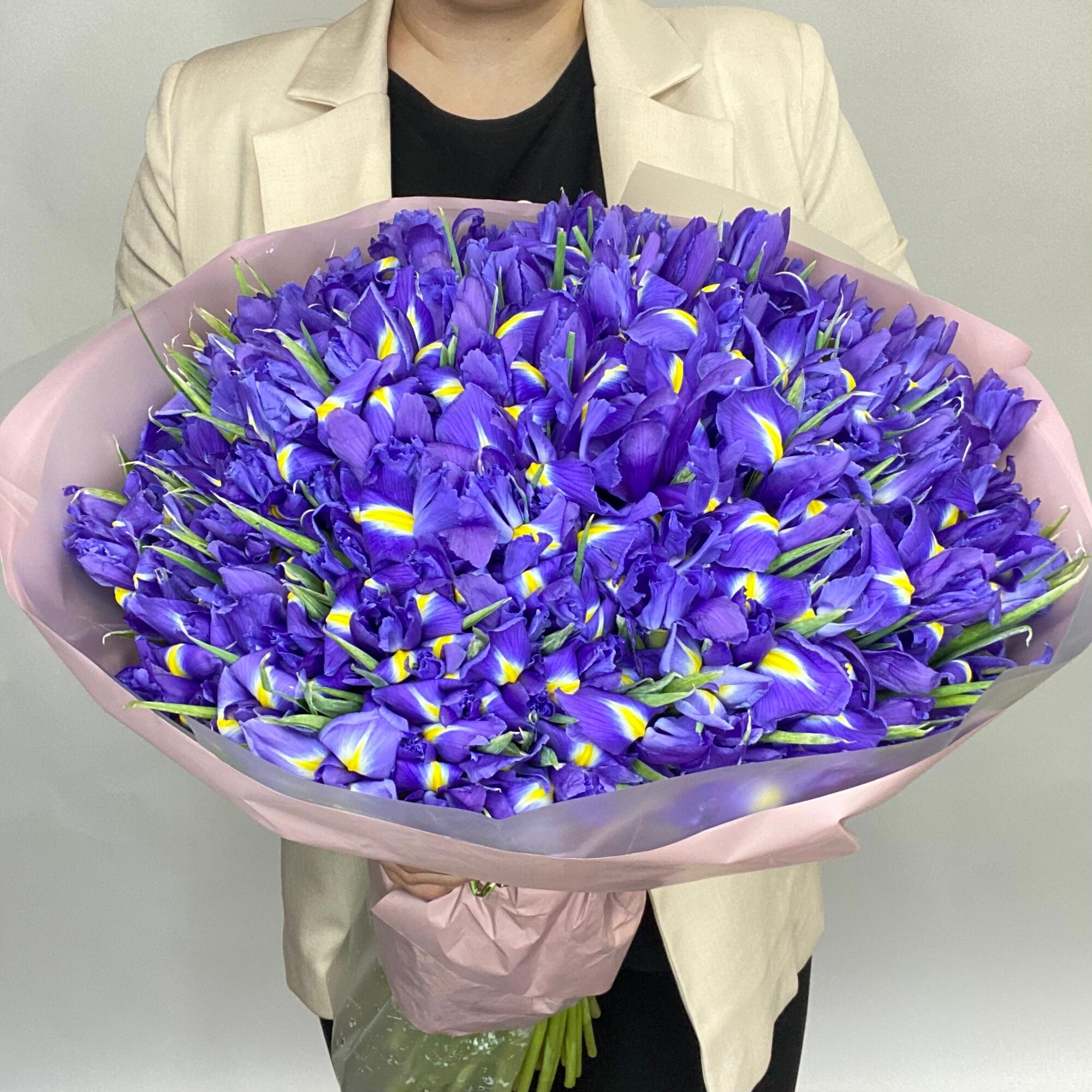 Ирисы (ирис 151 шт.), высота букета 50 см, ширина букета 40 см