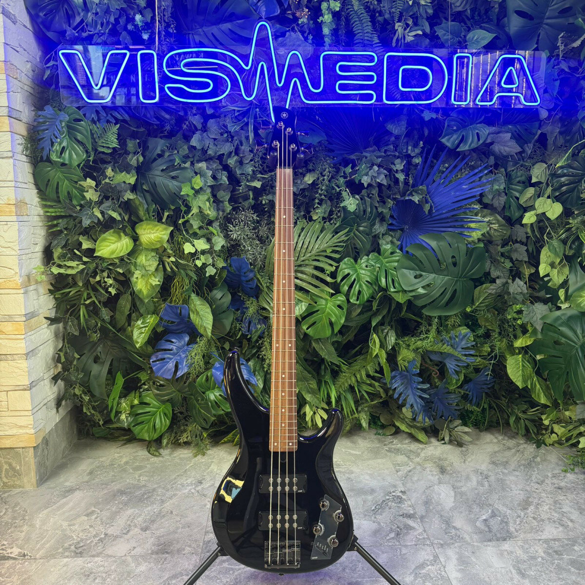 Бас гитара YAMAHA TRBX304 BLACK, 4-х струнный, корпус из махагони, чёрный цвет