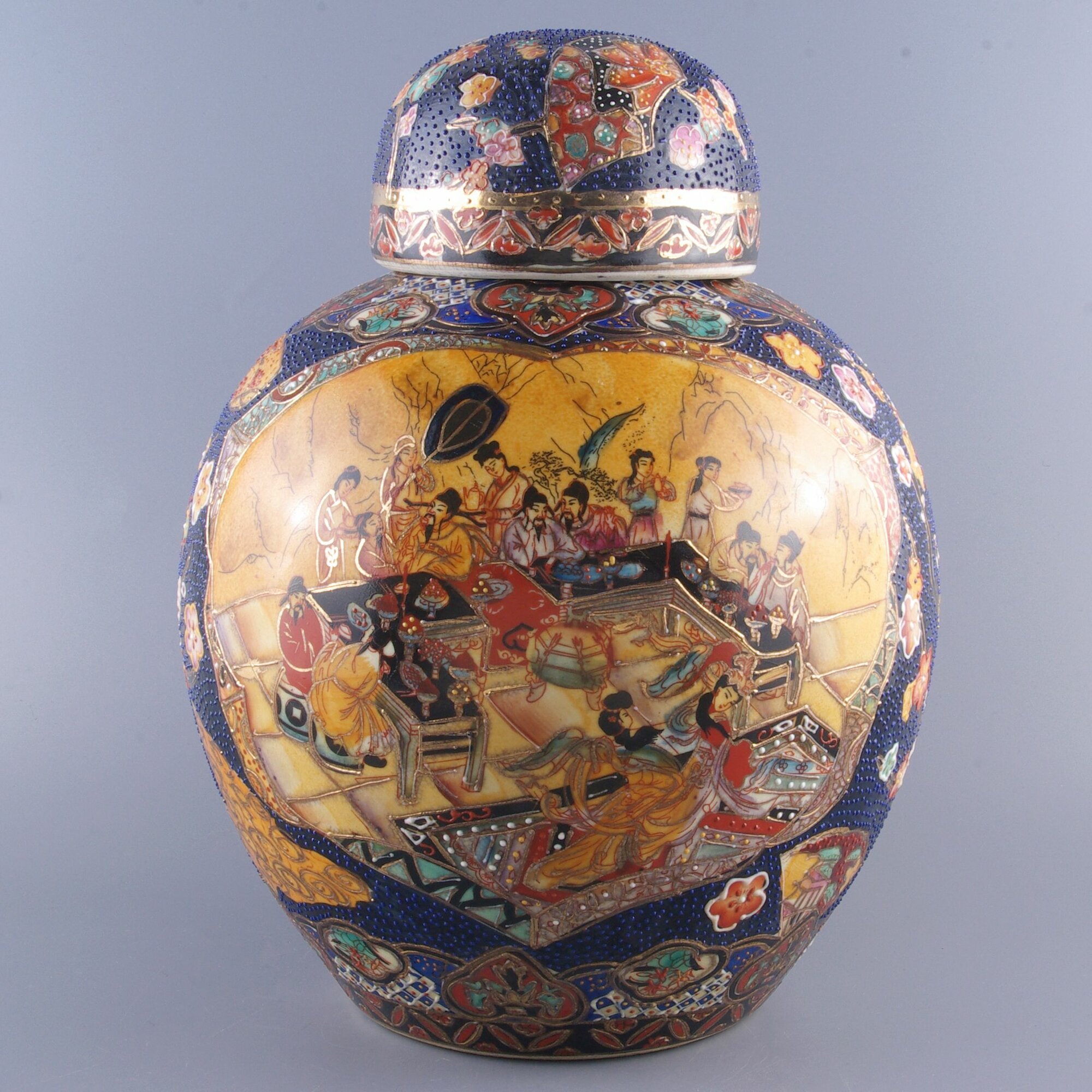 Большая ваза с крышкой "Satsuma". Фаянс, ручная роспись в технике мориаж. Royal Satsuma. Китай, вторая половина 1980 год