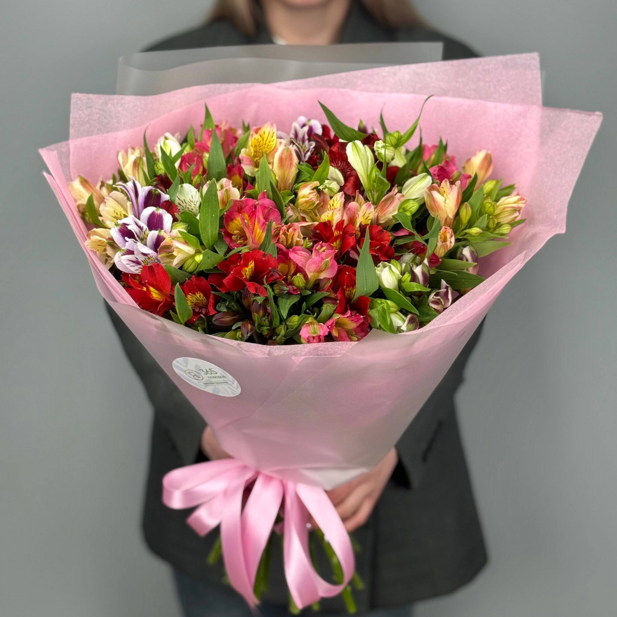 Букет из 21 альстромерий микс в стильной упаковке. «365 Поводов» - живые цветы с доставкой