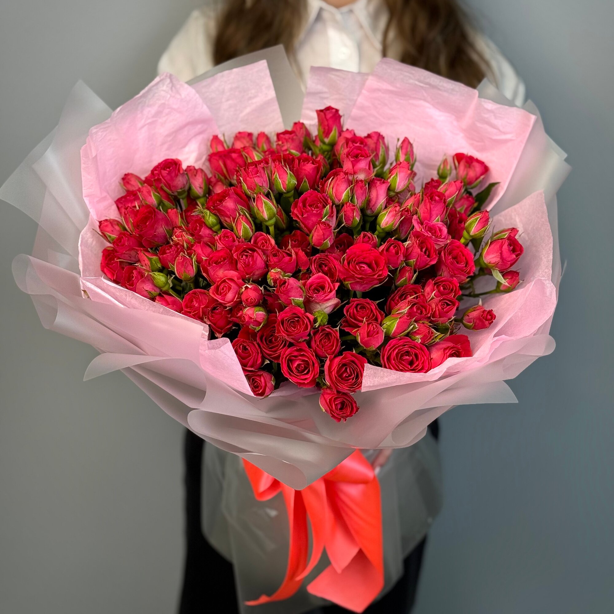 Букет из 21 кустовых ярко малиновых роз в стильной упаковке. «365 Поводов» - живые цветы с доставкой