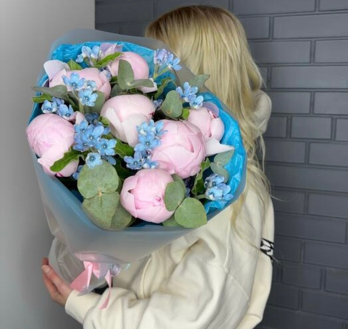 Букет розовые пионы Сара Бернар и незабудки с ароматным эвкалиптом