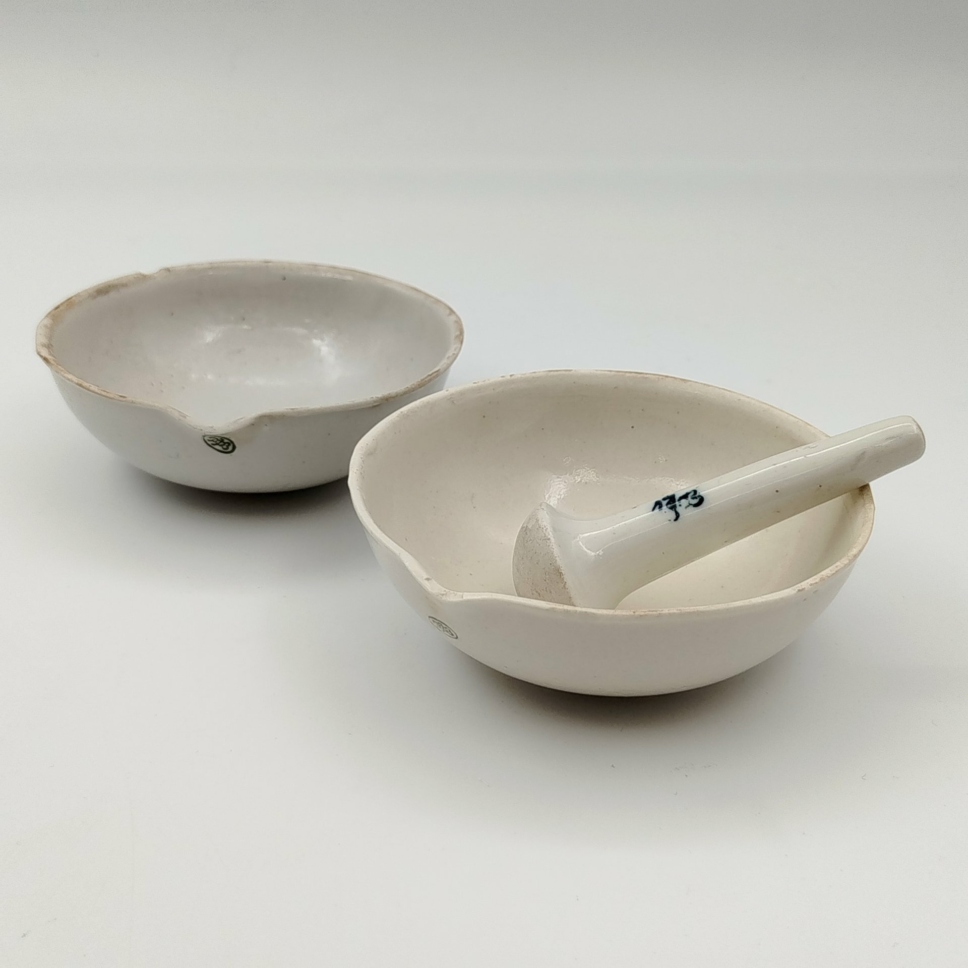 Набор из двух лабораторных ступ и пестика в подборе, фарфор