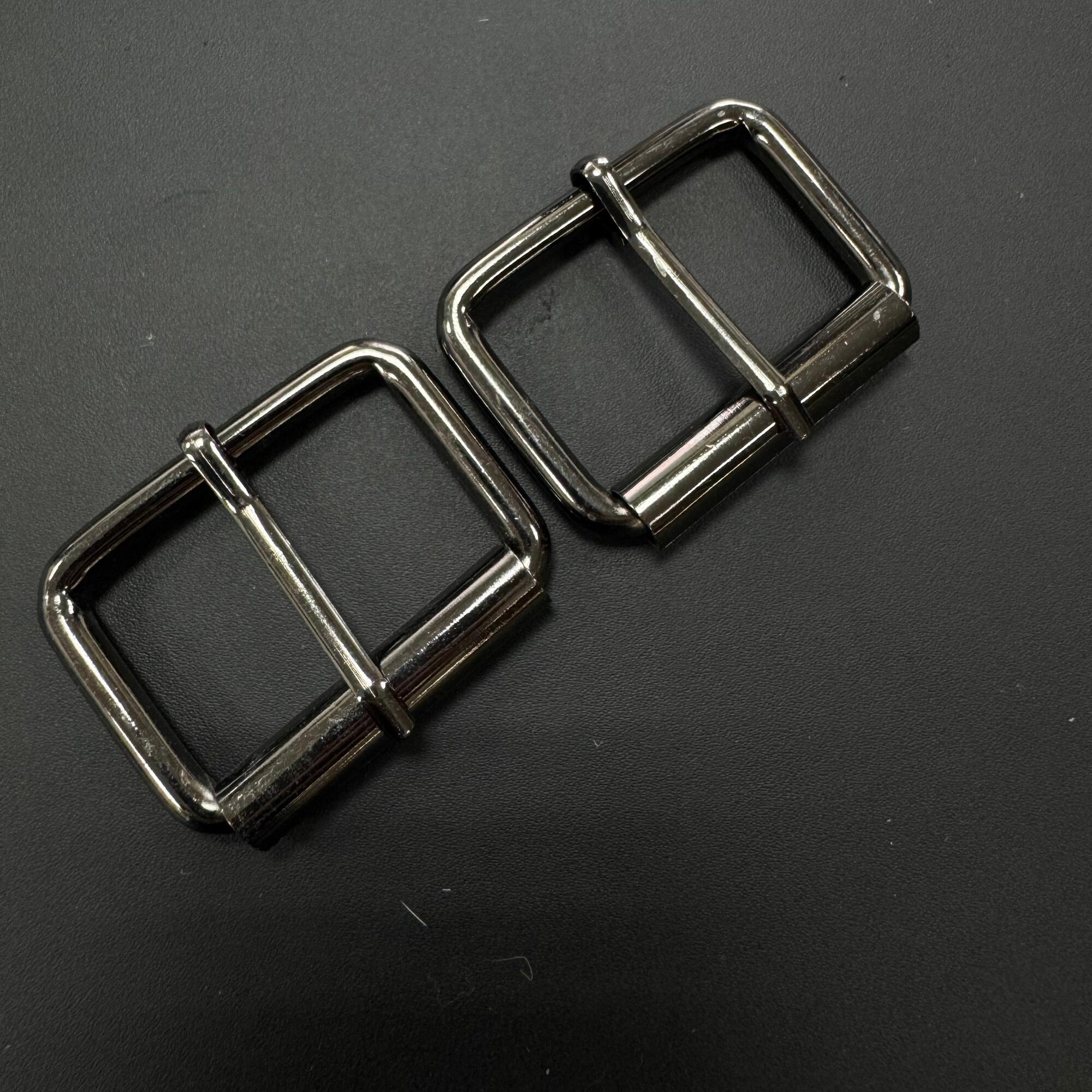 Пряжка для лямок металлическая, состаренное серебро. Внутренняя ширина 38 мм, длина 37 мм, 2 шт.