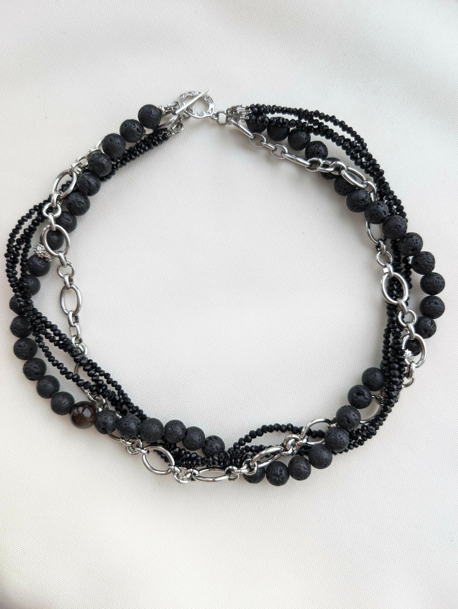 Колье, вулканическая лава