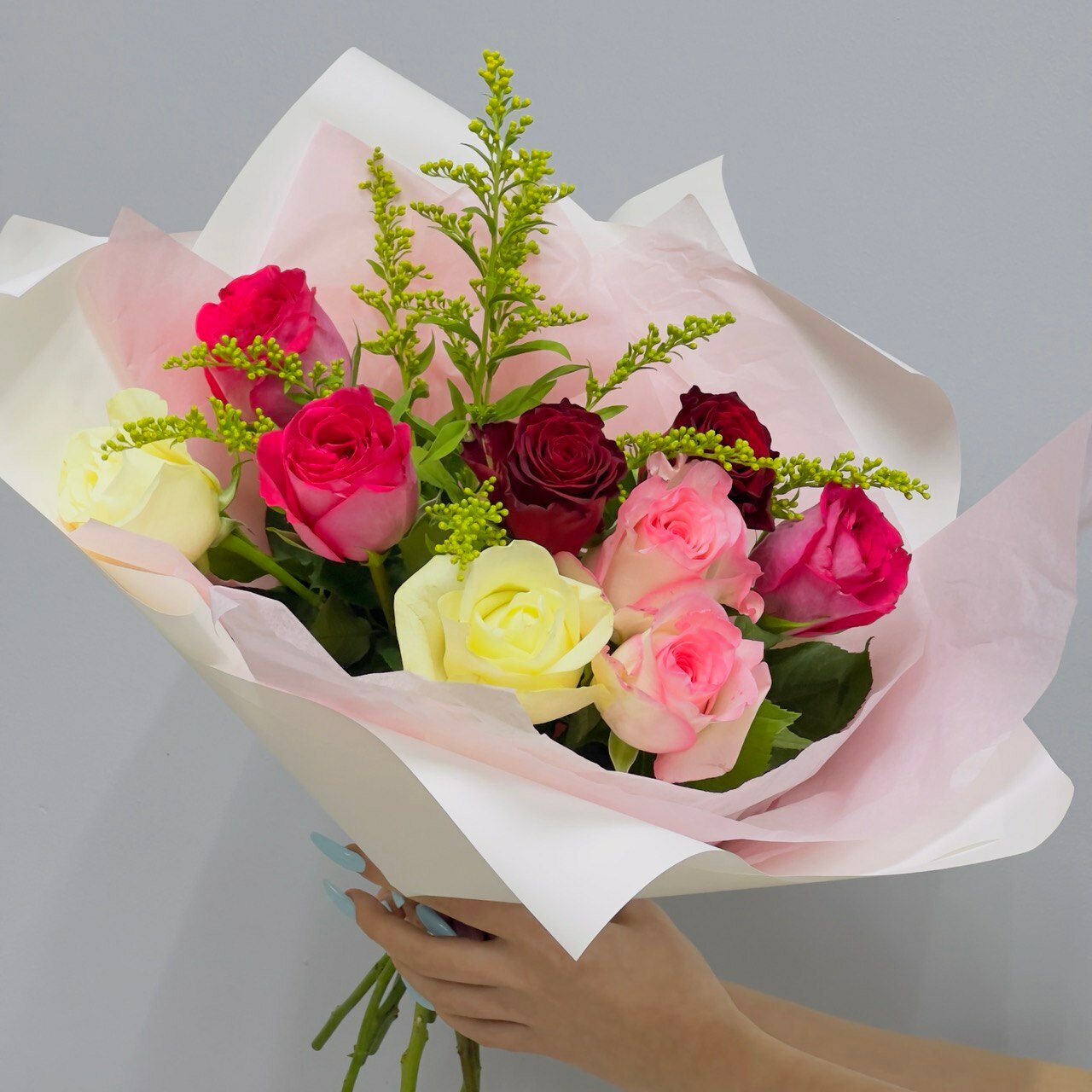 Букетик роз для любимой женщины из 9 роз с веточками солидаго в день святого Валентина