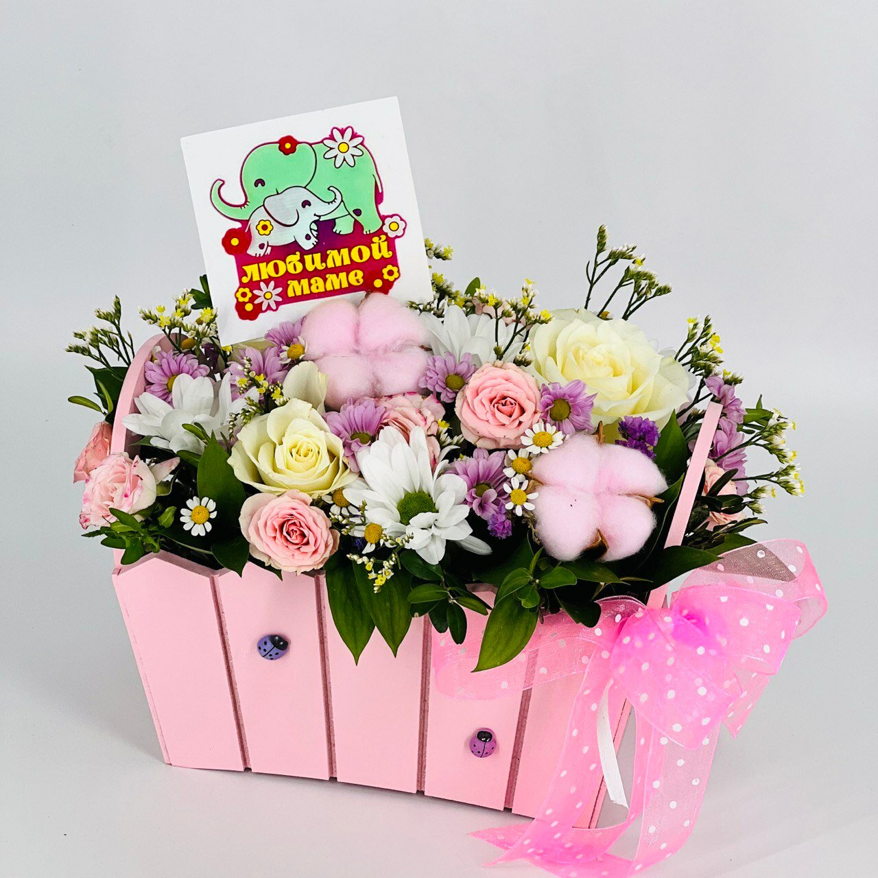 Цветочная композиция в день святого Валентина в розовом кашпо из дерева