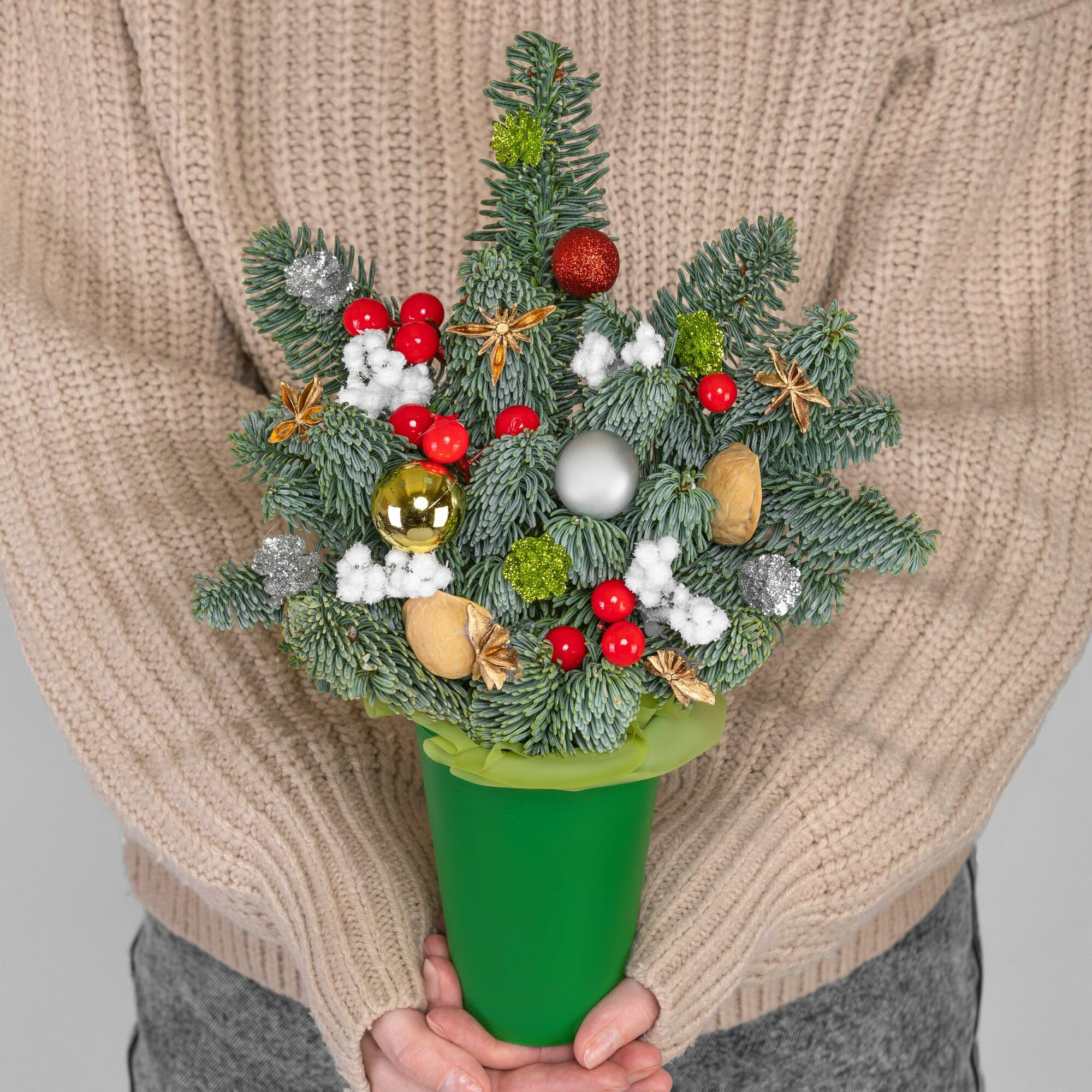 Новогодний букет Мегацвет24 "Микс", нобилис с украшениями в стаканчике