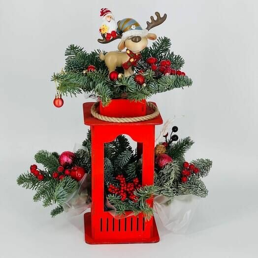 Новогодняя композиция из нобилиса с подсвечником фонарь