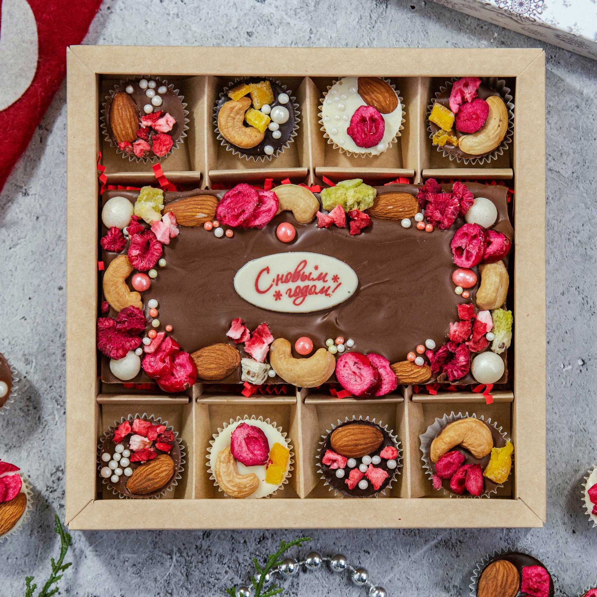 Сладкий новогодний подарок, конфеты и шоколад "С Новым годом!"