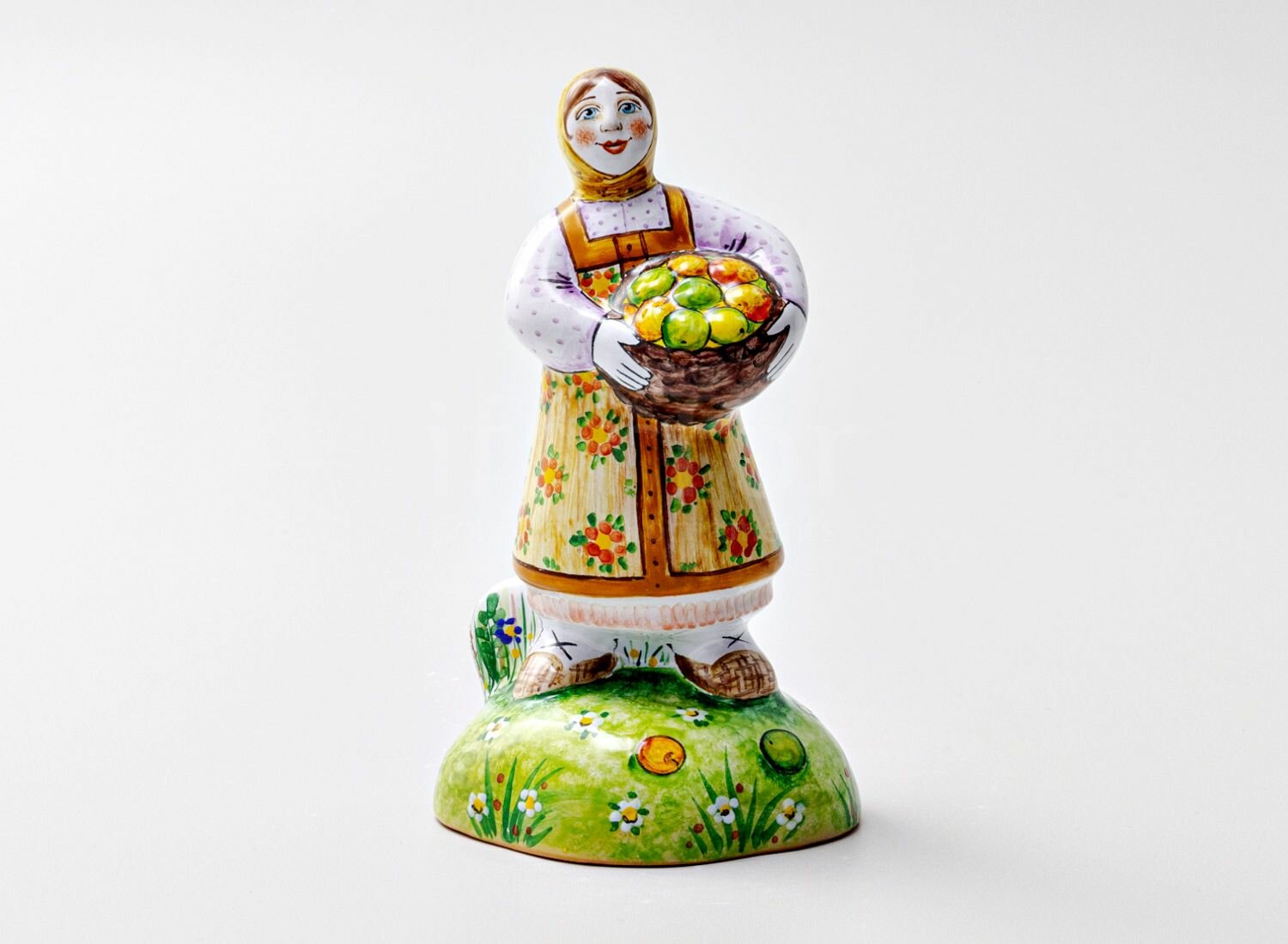 Скульптура Девушка с корзинкой Феня